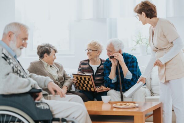 How Memory Care Communities Support Seniors With Dementia - Kingsley ...